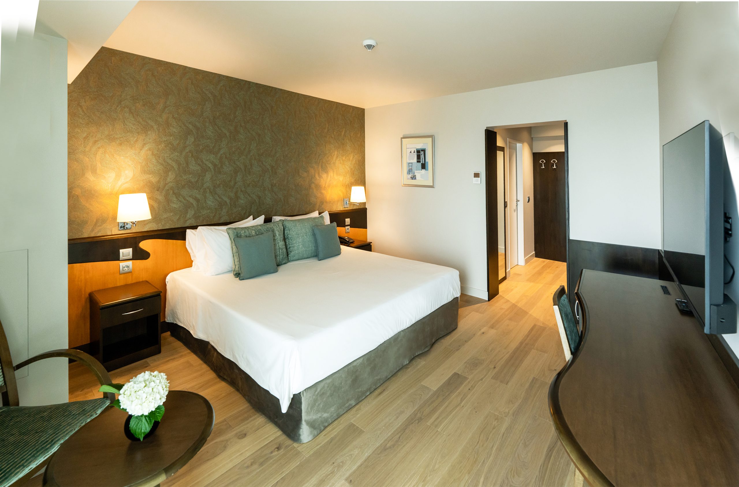 Ana Hotels Europa se redeschide, din 16 aprilie, după finalizarea unui ...